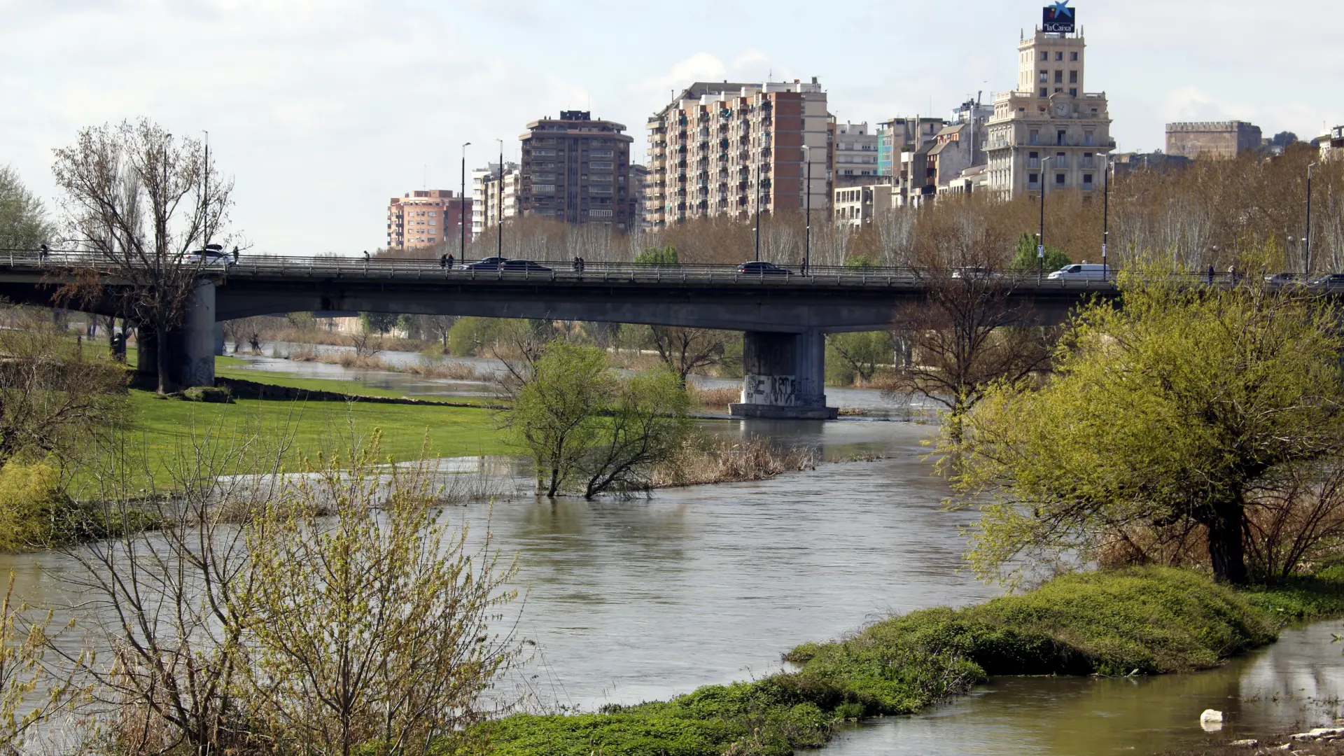 El río Segre multiplica por diez su caudal en Lleida en solo una semana