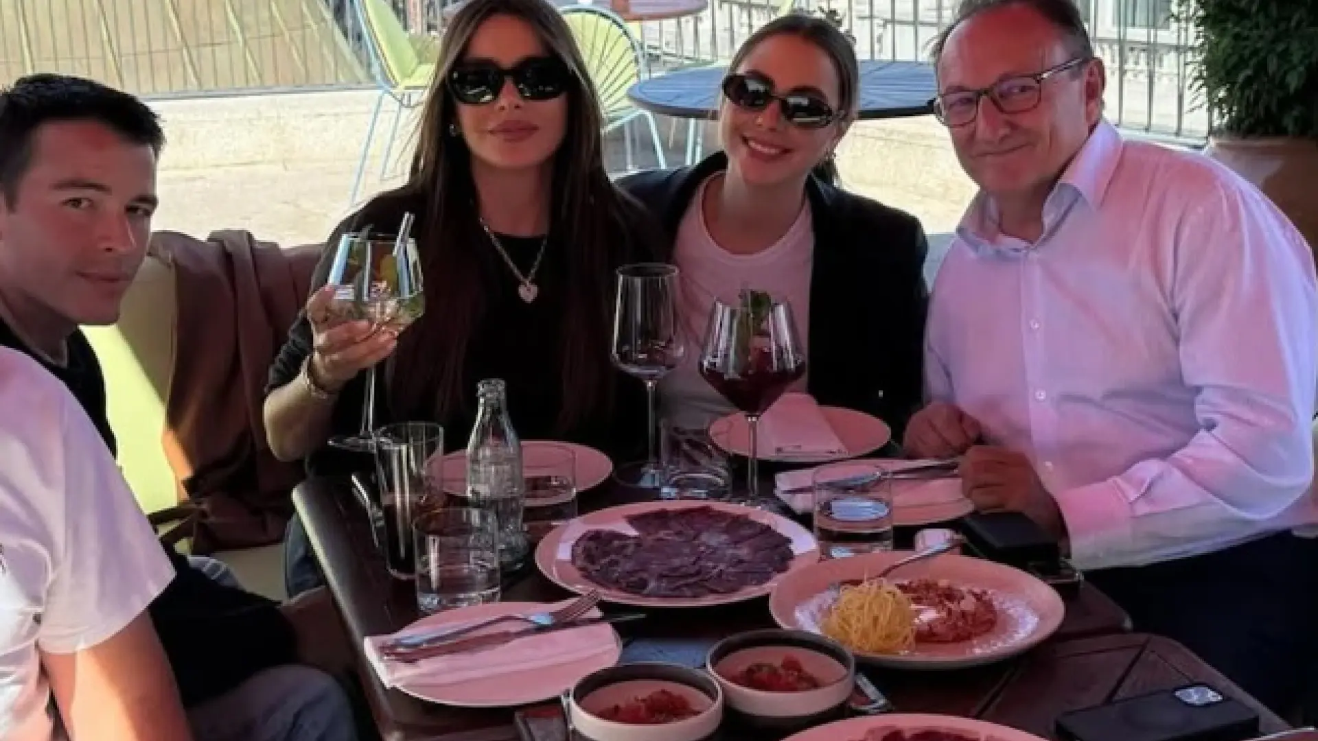Sofía Vergara se queda 'atrapada' con su hijo y su sobrina 8 horas en la terraza de un lujoso ...