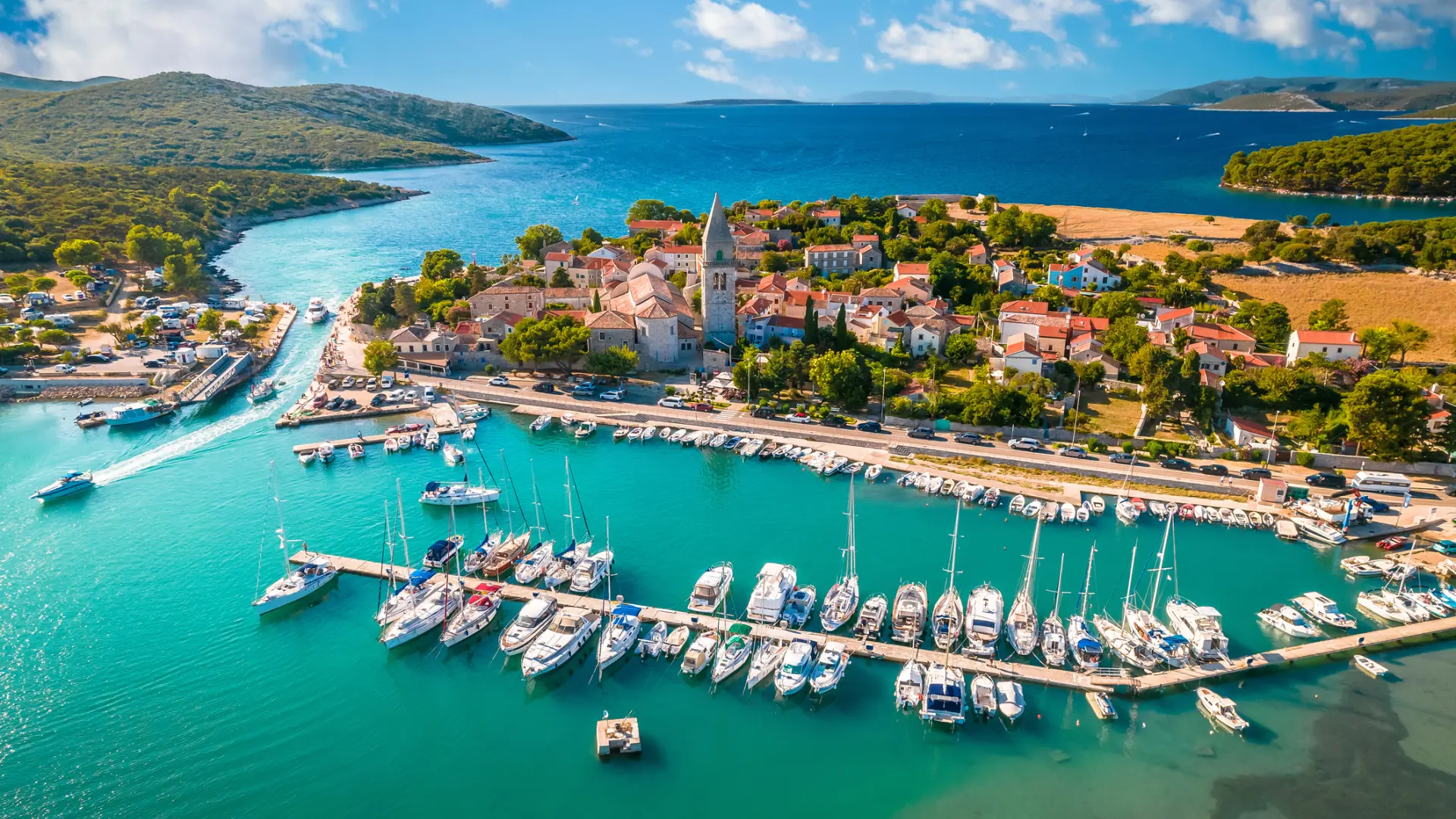 El bonito pueblo de la costa croata con unas murallas convertidas en ...