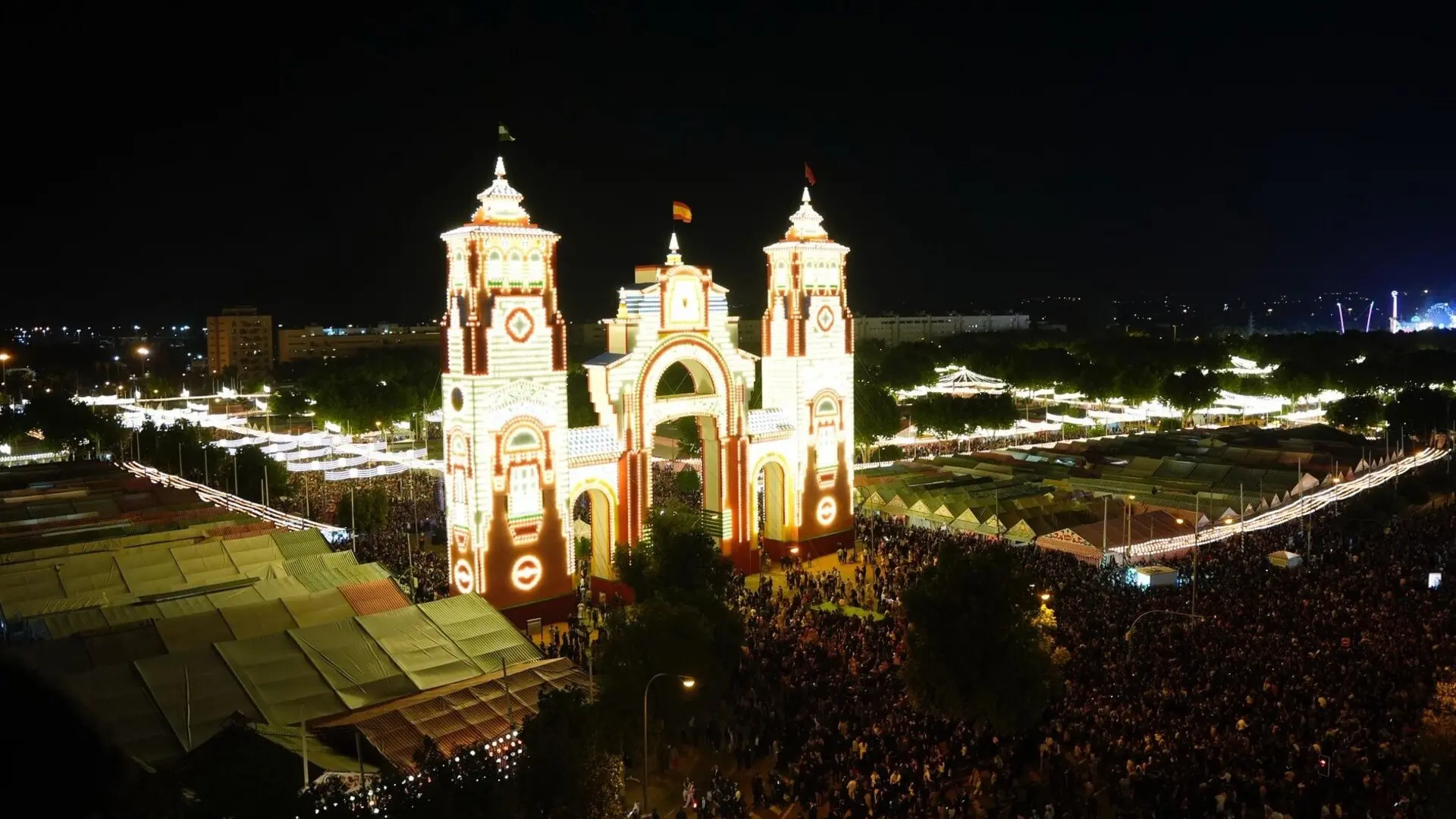 La Feria de Abril ya luce tras el tradicional alumbrado del Real