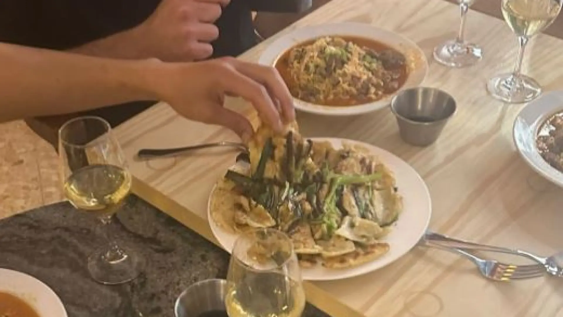 Entre vinos y recetas tradicionales: así es La Capa, la casa de comidas ...