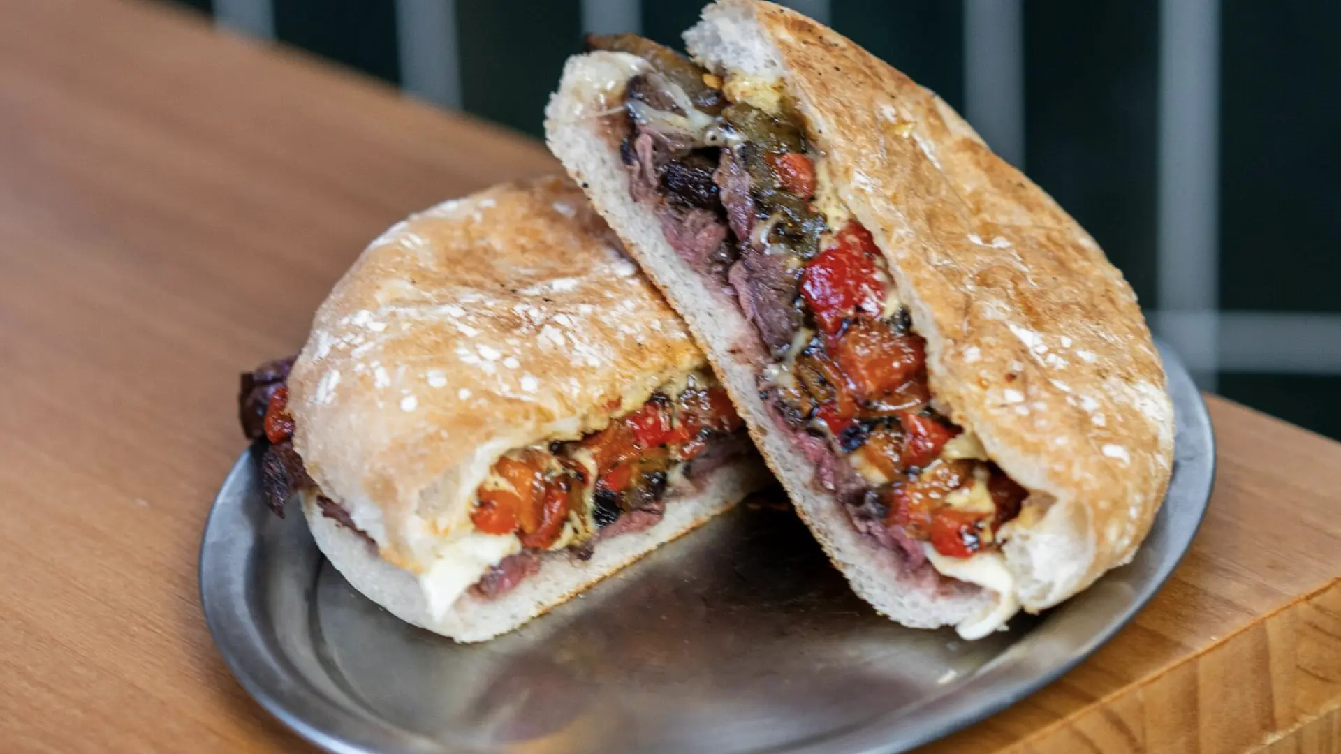 La taberna de un barrio de Madrid que ha reinventado el bocadillo de carne