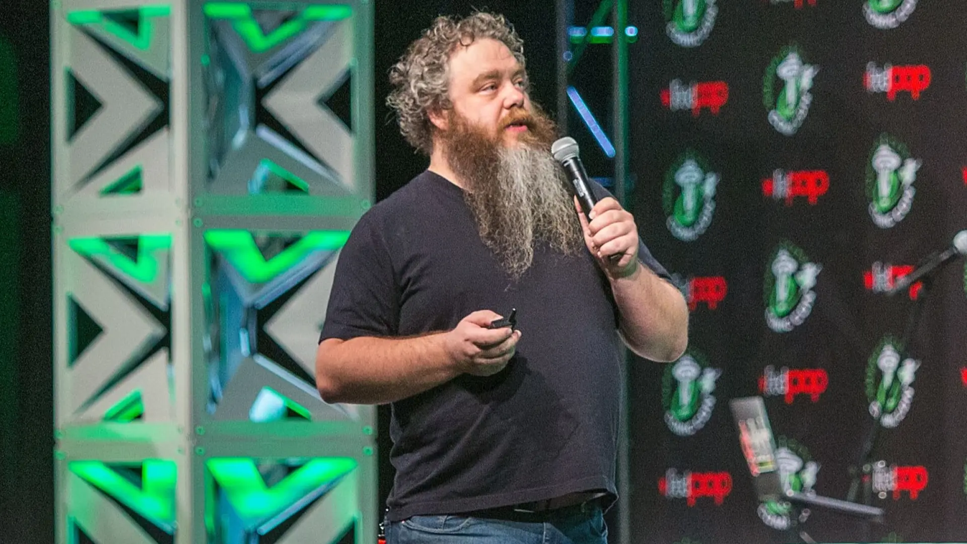 El escritor Patrick Rothfuss reaparece en un acto público y provoca el ...