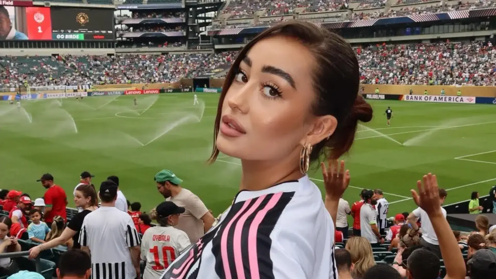 Marina Rivers arrasa con su minifalda cinturón y camiseta 'crop' para ...