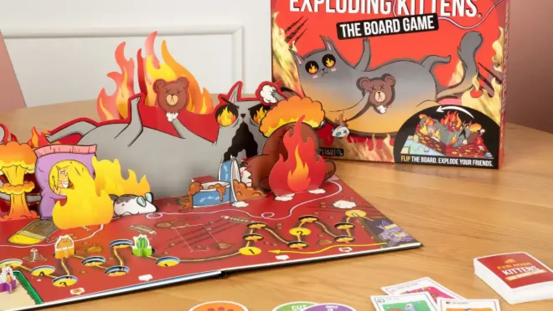 El exitoso juego de cartas 'Exploding Kittens' celebra su décimo ...