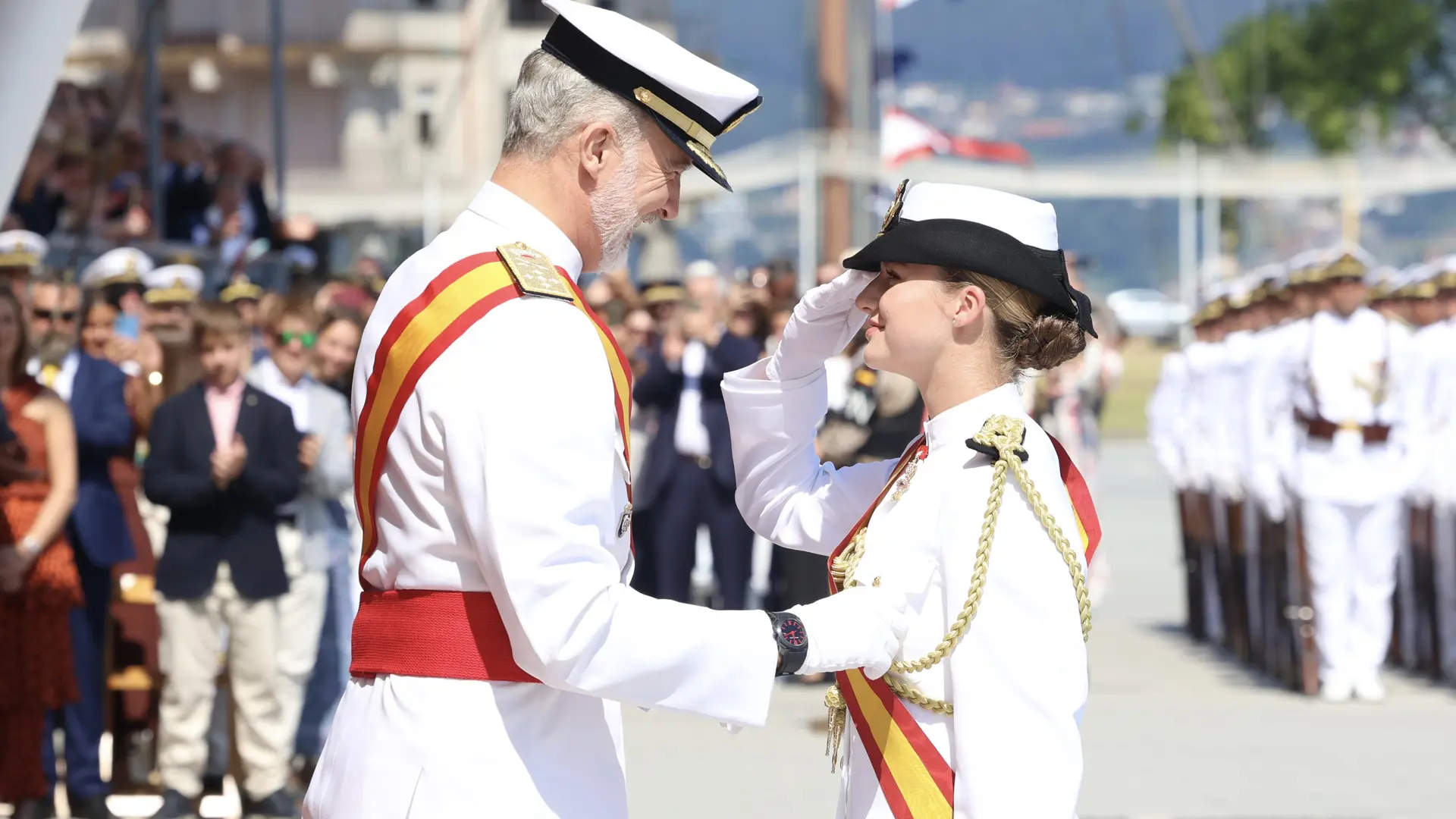 Así ha sido el acto de entrega de la Gran Cruz del Mérito Naval a la ...