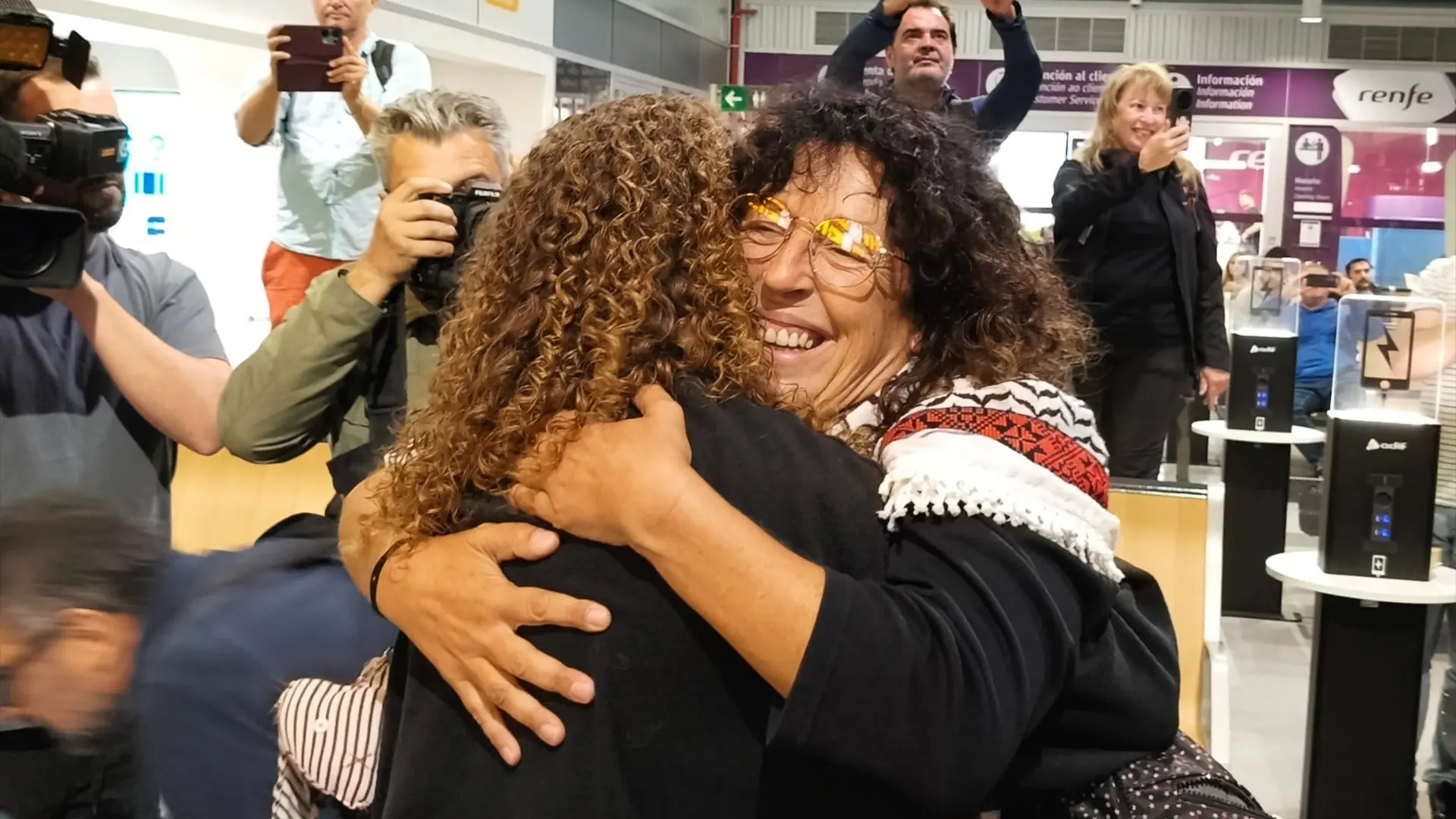 La activista Sandra Garrido llega a Santiago tras ser deportada por Israel: "Nos trataron fatal"
