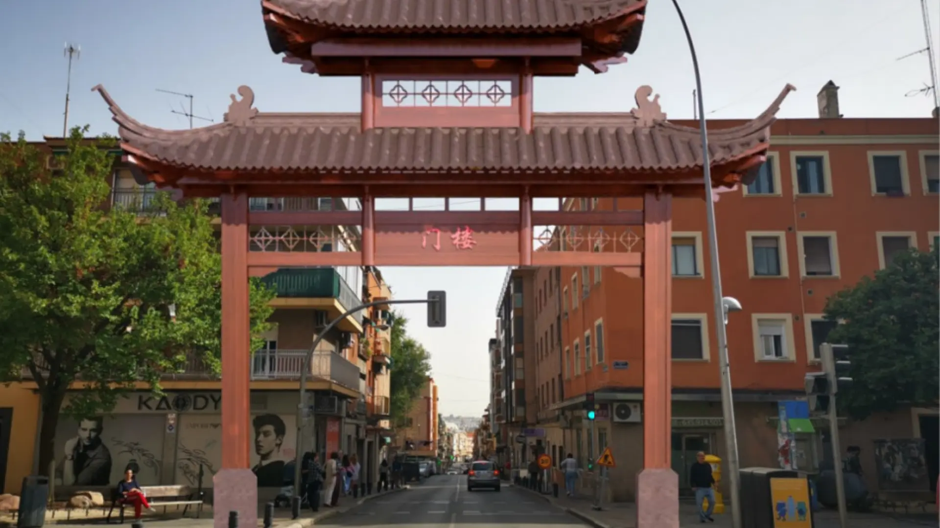 Usera coloca las bases de sus arcos chinos y crea el sello 'Chinatown' para potenciar el turismo