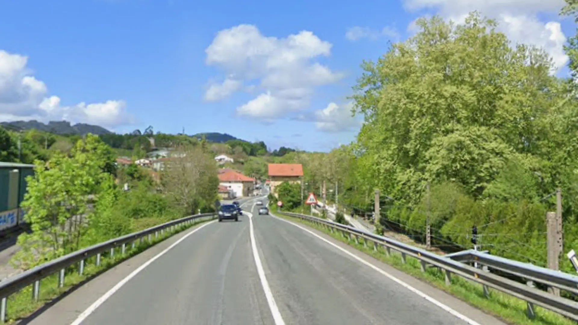 Muere un camionero en Muxika al salirse de la carretera y precipitarse ...
