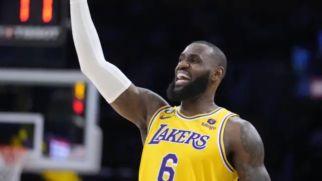 LeBron guía a los Lakers en una remontada hasta los playoffs: los ...