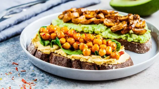El bar de Leganés donde sirven las tostas XXL, baratas y con pan de pueblo