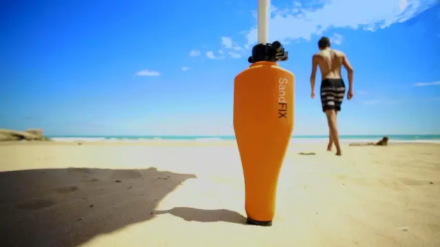 El dispositivo que tienes que llevarte a la playa para clavar la sombrilla en segundos