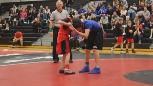 La emotiva victoria de un joven luchador con parálisis cerebral