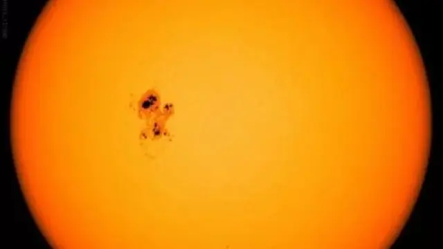 Descubren una mancha en el Sol que cuadruplica el tamaño de la Tierra y ...