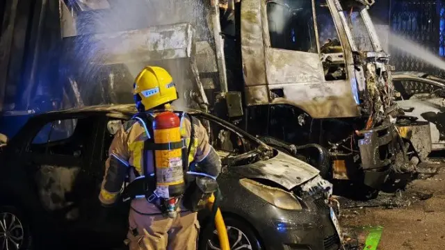 El incendio de un camión afecta a ocho vehículos aparcados en L'Hospitalet de Llobregat y daña ...