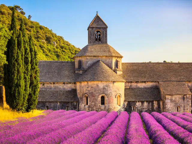 El pueblo de la Provenza enclavado en lo alto de una colina que es uno ...