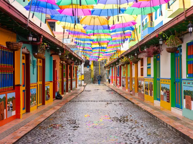 El pueblo de colores con casas coloniales y un monolito que es uno de ...