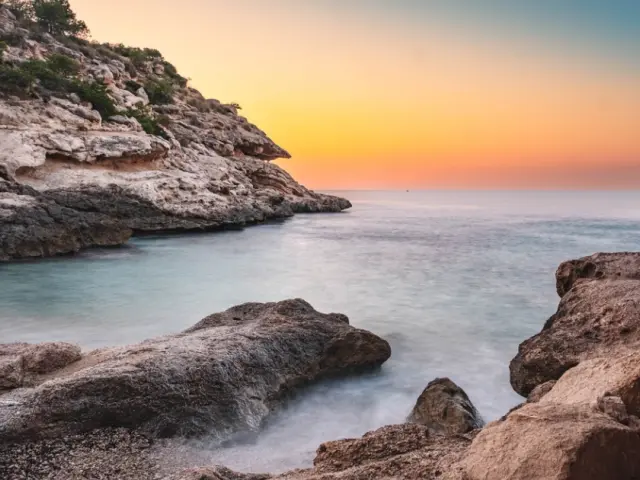 La ruta por playas y acantilados en uno de los últimos tramos vírgenes ...