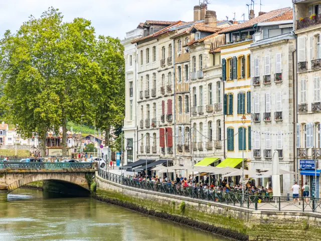 48 horas en Bayona: el destino de Francia con coloridas casas y ...