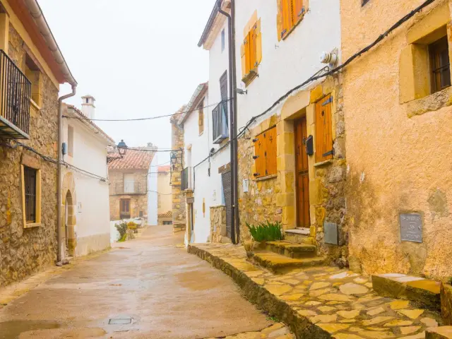 El pueblo de Castellón en lo alto de un cerro con restos de un castillo ...