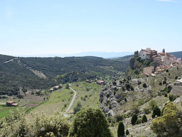 El pueblo de Castellón en lo alto de un cerro con restos de un castillo ...