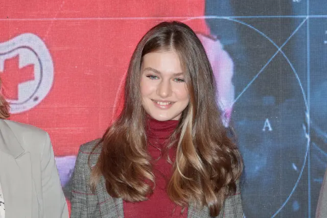 La princesa Leonor apoya a la Cruz Roja con su look más maduro y una ...