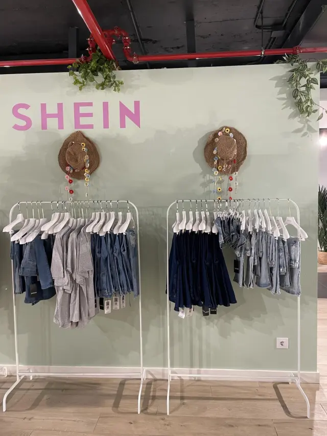 Nos colamos en la 'pop up store' de Shein más grande de España antes de ...
