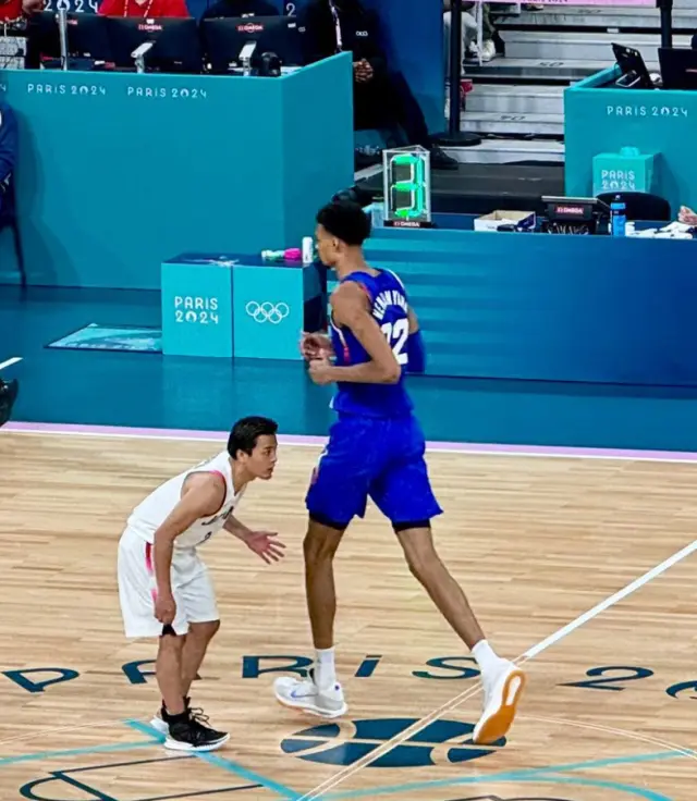 La impresionante imagen de Wembanyama y un jugador japonés: más de medio metro los distancia ...