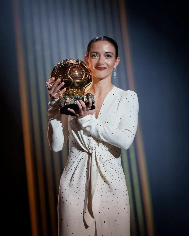 Aitana Bonmatí se lleva el Balón de Oro brillando con diamantes y un ...