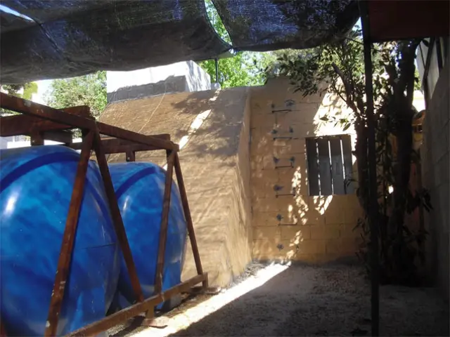 Un hombre construye un búnker antizombi