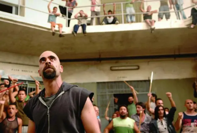 De qué trata 'Celda 211', la nueva serie basada en la película de Luis ...