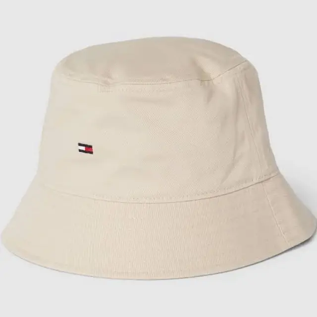 El sombrero 'bucket' con tiras que lleva Anna Castillo en 'Un cuento ...