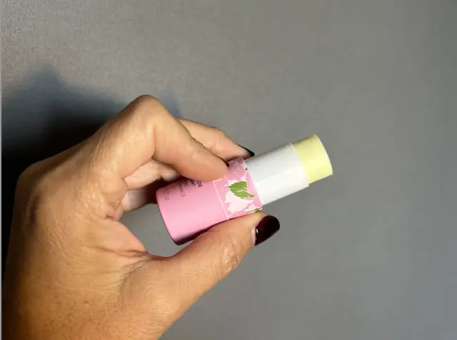 Así se elabora un perfume sólido: ventajas y desventajas con respecto a ...