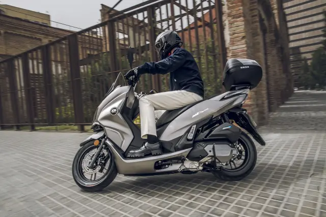 Scooter con tecnología Mild-Hybrid, 15 CV y por 2.999 euros: así es el QJ Motor MTX 125