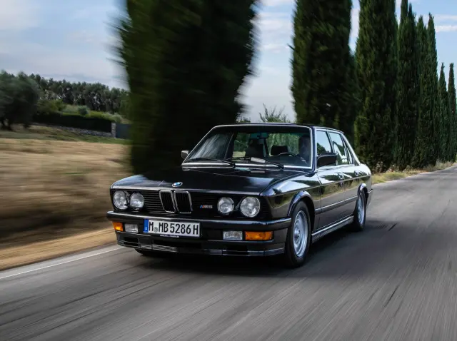 La historia del BMW M5: 40 años, 7 generaciones y motores tan legendarios como aquel V10 ...