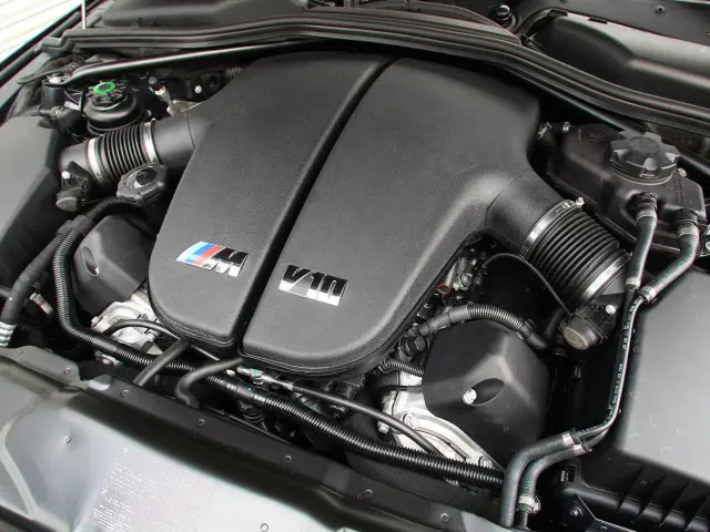 La historia del BMW M5: 40 años, 7 generaciones y motores tan legendarios como aquel V10 ...