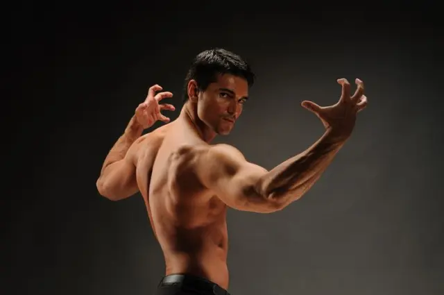 Jason Baca, el actor que aparece en la portada de más de 600 libros ...