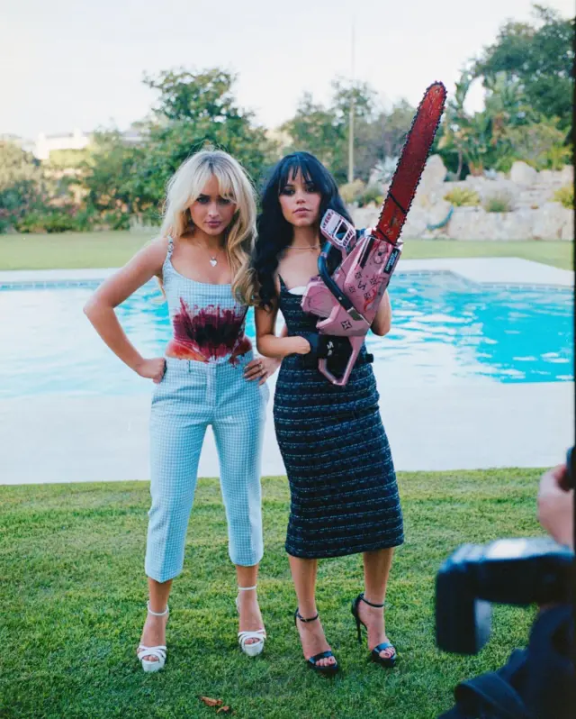 Sabrina Carpenter nos regala un beso con Jenna Ortega y un look para Halloween en el videoclip ...