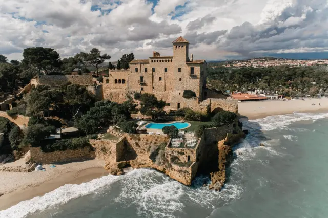 El castillo amurallado de Tarragona de época medieval ubicado a los ...