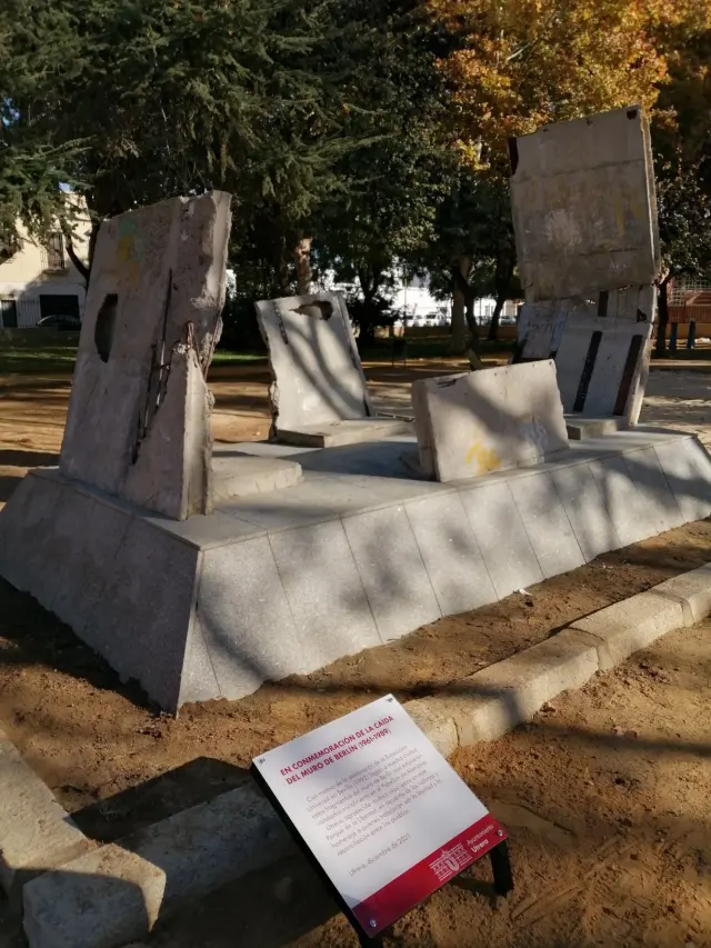 El curioso motivo por el que en Utrera hay restos del muro de Berlín y puedes visitarlos