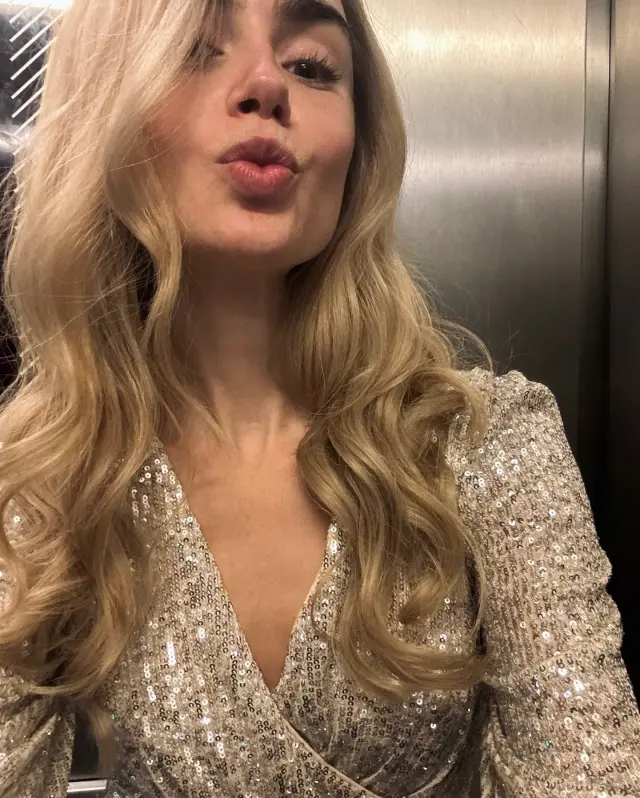 Lily Collins, la actriz de 'Emily en París', se pasa al rubio en Barcelona