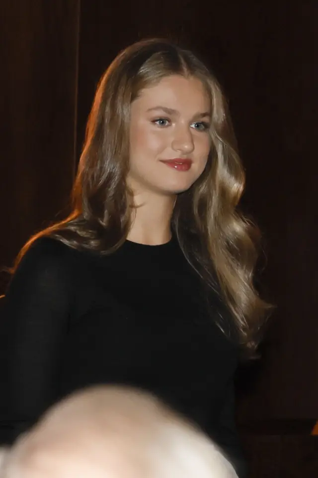 El inesperado look de la princesa Leonor lleva el glamour al concierto de los Premios Princesa ...