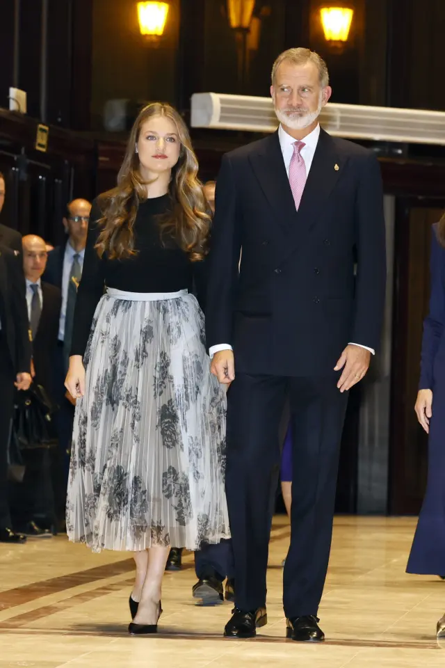 El inesperado look de la princesa Leonor lleva el glamour al concierto de los Premios Princesa ...