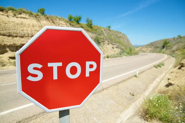 ¿Cómo identificar los radares en las señales de Stop?