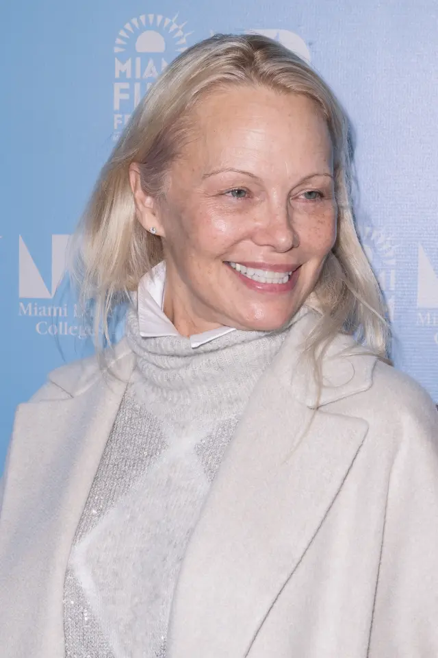 Pamela Anderson vuelve a posar sin maquillaje a sus 57 años de edad