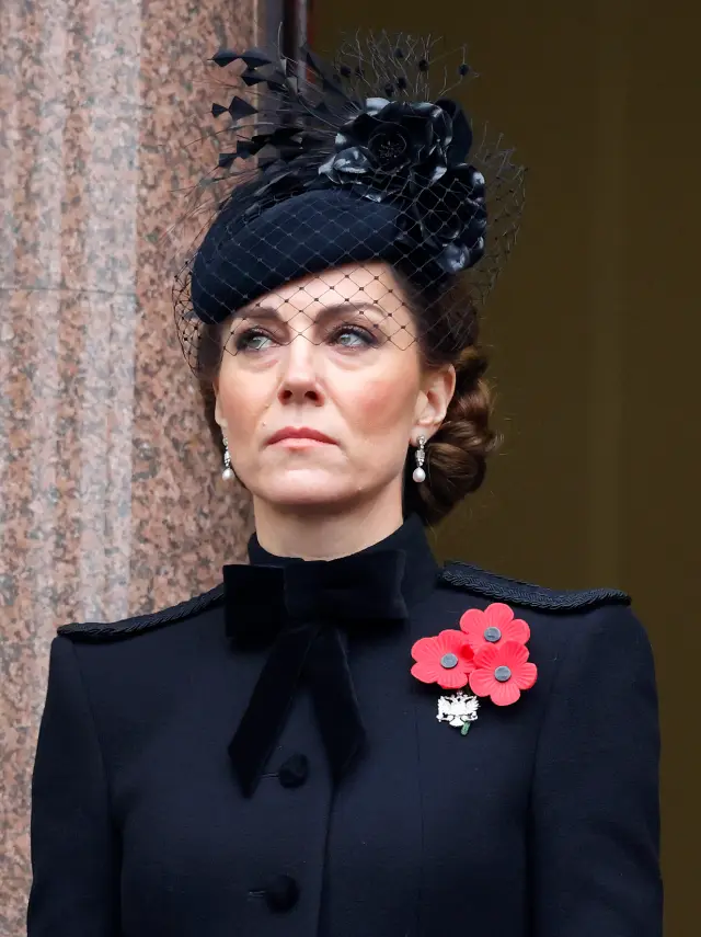 Por qué Kate Middleton tiene que llevar el broche de flores rojas dos ...