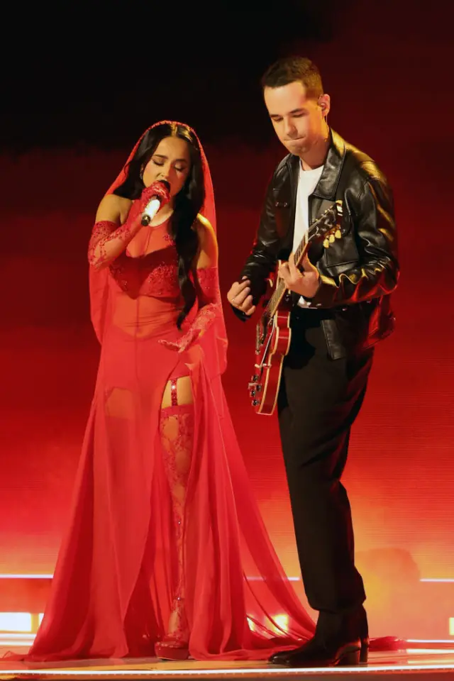 Becky G lleva las transparencias al extremo con un vestido de red en ...
