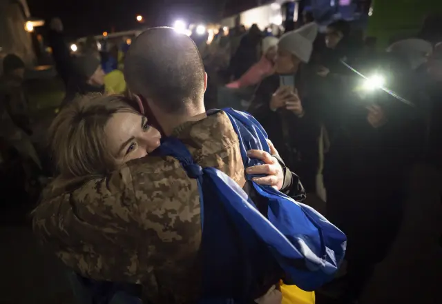 Rusia y Ucrania intercambian más de 300 prisioneros de guerra