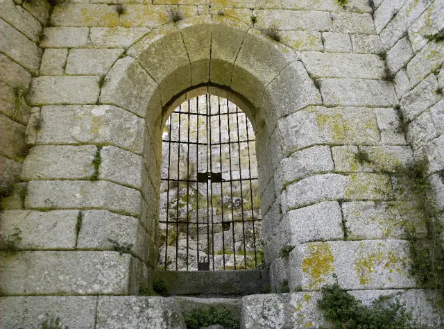 El castillo de Andrade, las ruinas de una fortaleza histórica con una ...