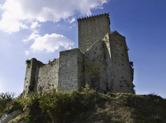 El castillo de Andrade, las ruinas de una fortaleza histórica con una ...